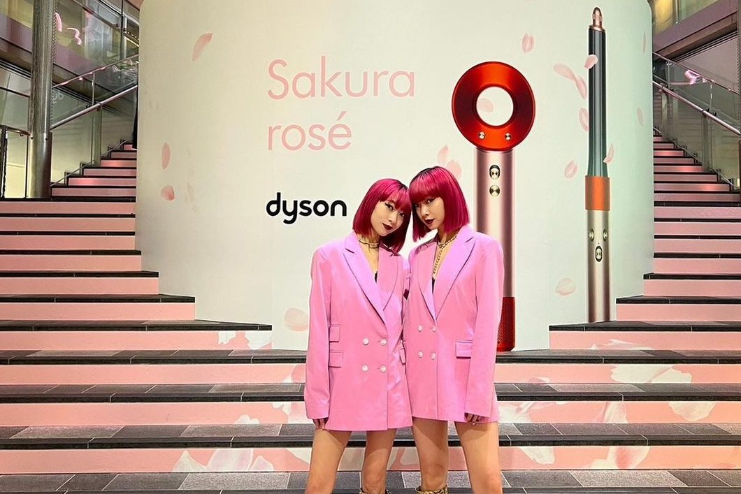 AMIAYA・AMI、ピンクジャケット双子コーデSHOTを公開｜明日の一歩をPICKUP「イッポニュース」