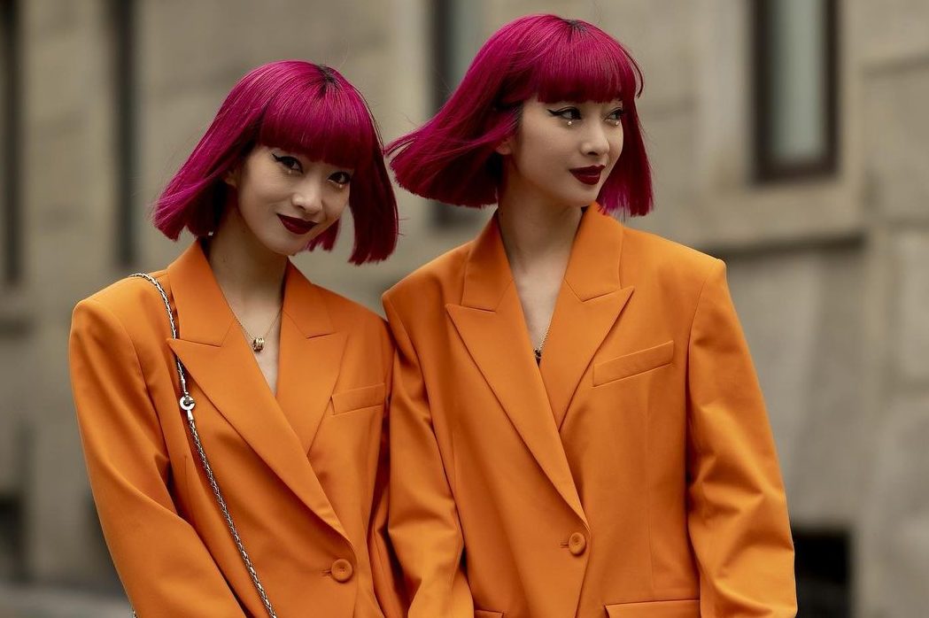 AMIAYA・AMI、気分が上がる“オレンジコーデ”でAYAとの手つなぎ2SHOTを披露｜明日の一歩をPICKUP「イッポニュース」