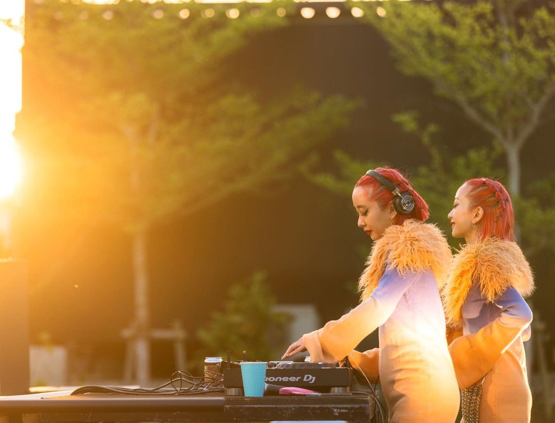 AMIAYAのAMI「最高の場所とロケーション」双子DJショットを公開｜明日の一歩をPICKUP「イッポニュース」