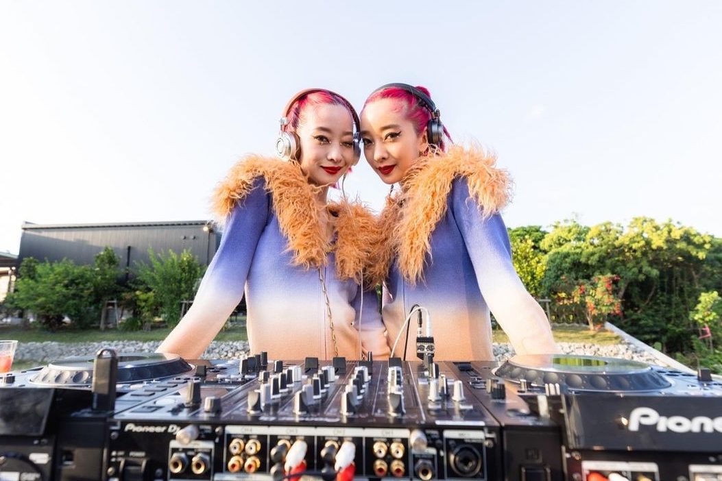 AMIAYAのAMI「最高の場所とロケーション」双子DJショットを公開｜明日の一歩をPICKUP「イッポニュース」