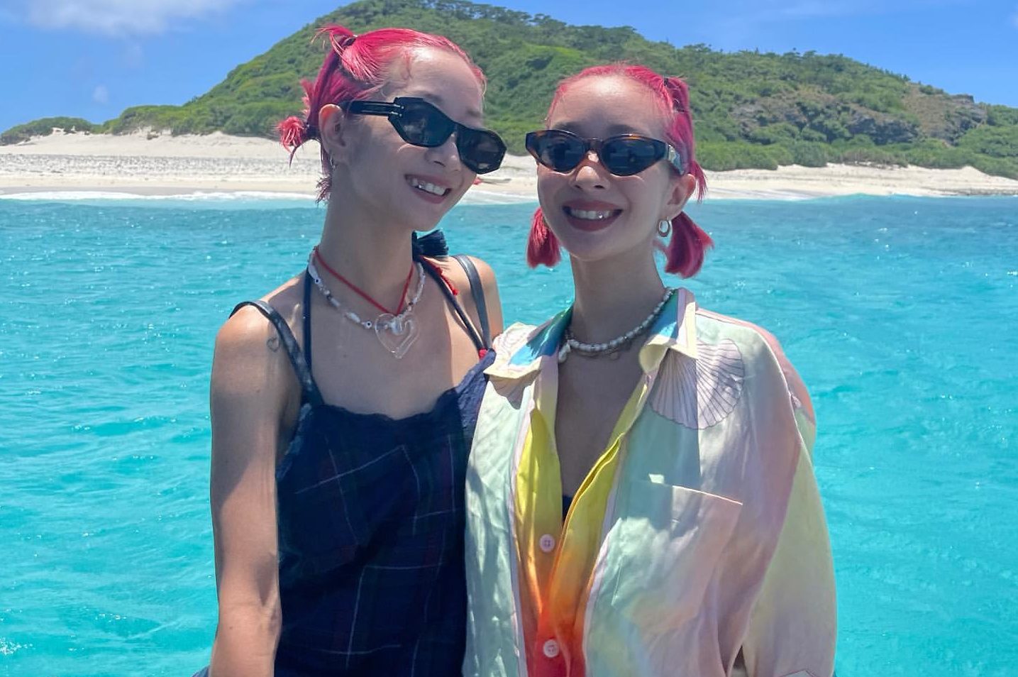 AMIAYAのAMI、AYAとの“パワーチャージ旅”SHOT公開「楽しそう！」「可愛いTWINS」｜明日の一歩をPICKUP「イッポニュース」