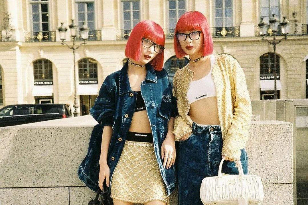 AMIAYAのAMI、AYAとのおしゃれな“パリ”SHOT公開「全部が素敵」「最高すぎます」｜明日の一歩をPICKUP「イッポニュース」