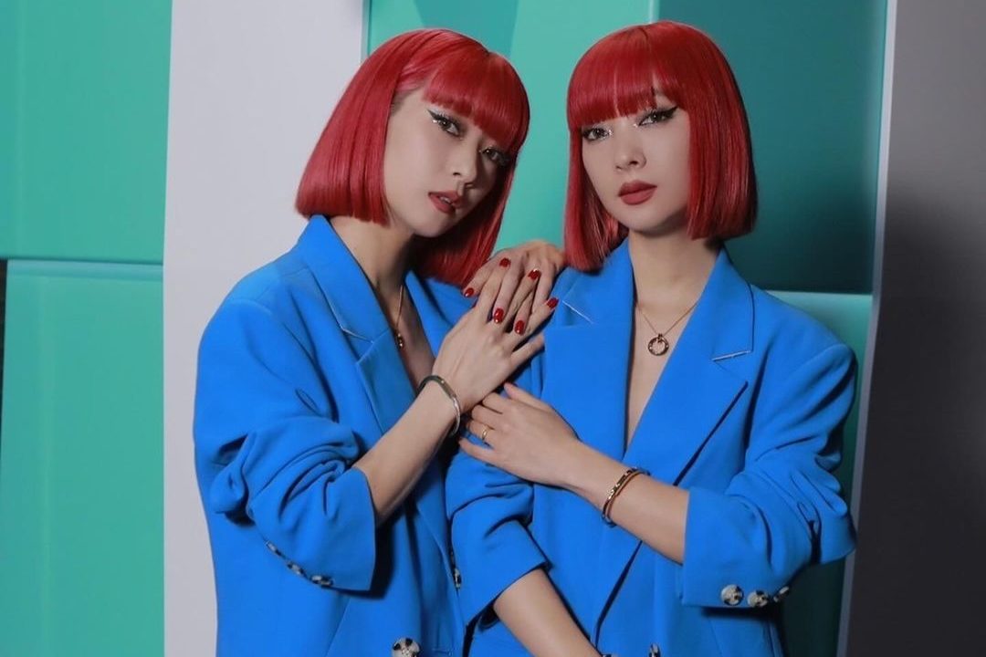 AMIAYA・AMI、ピンクヘアが映えるブルー双子コーデSHOT投稿｜明日の一歩をPICKUP「イッポニュース」