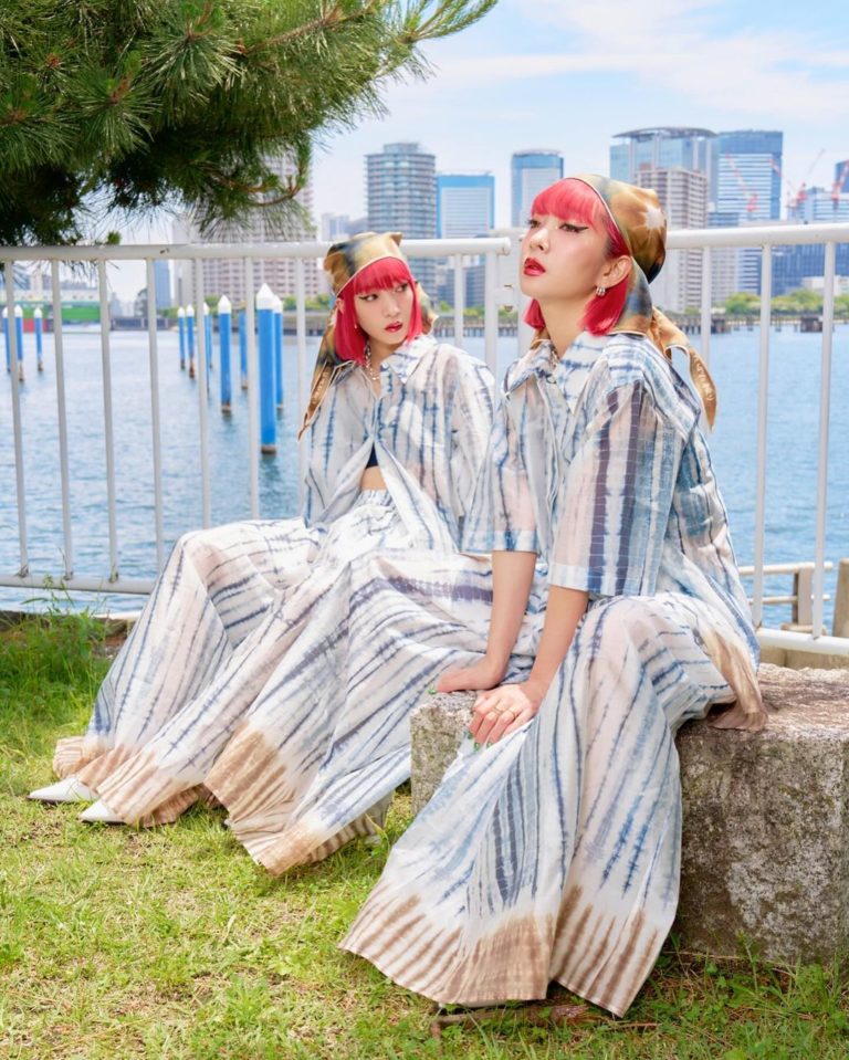 AMIAYAのAMI、さわやかな“絞り染め”コーデSHOT公開｜明日の一歩をPICKUP「イッポニュース」