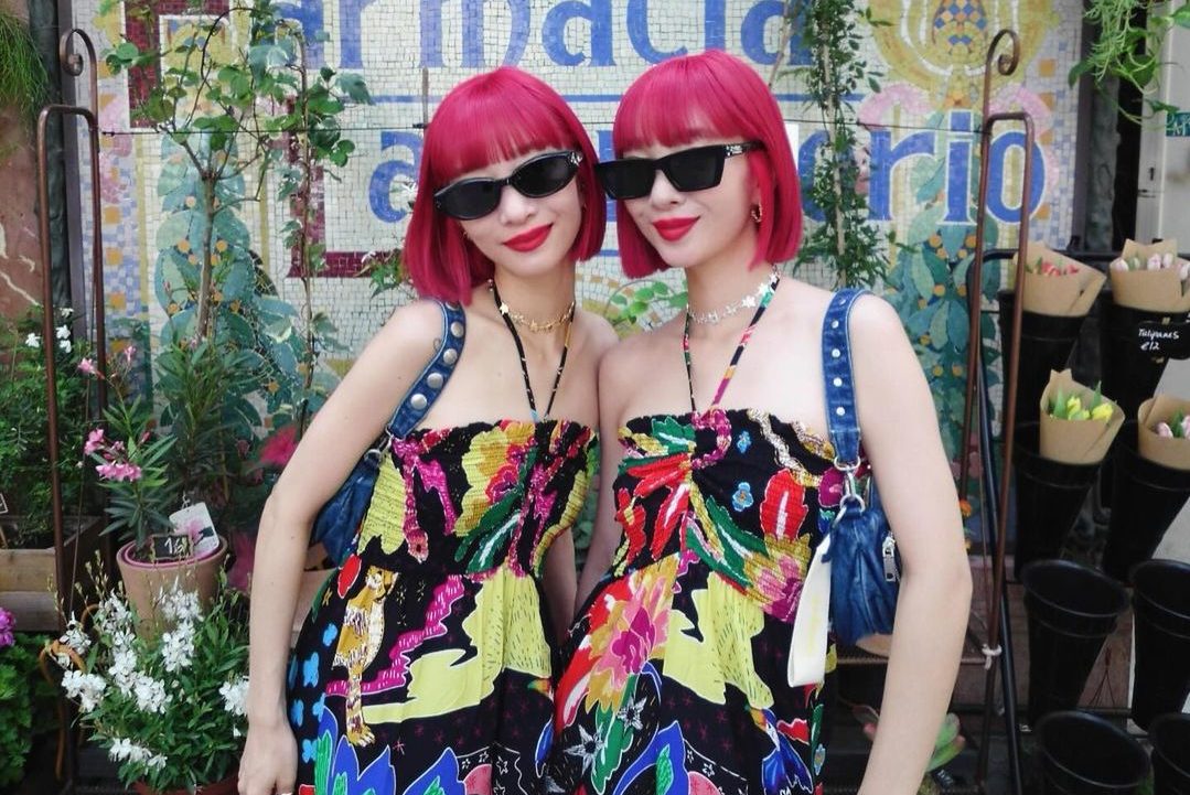 AMIAYAのAMI、カラフルコーデで“バルセロナ”満喫SHOT公開｜明日の一歩をPICKUP「イッポニュース」